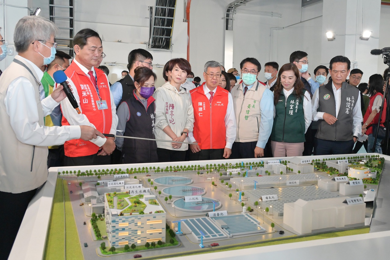 Premier Chen inspects the Tainan Anping Reclaimed Water Plant - 行政院珍貴史料展示